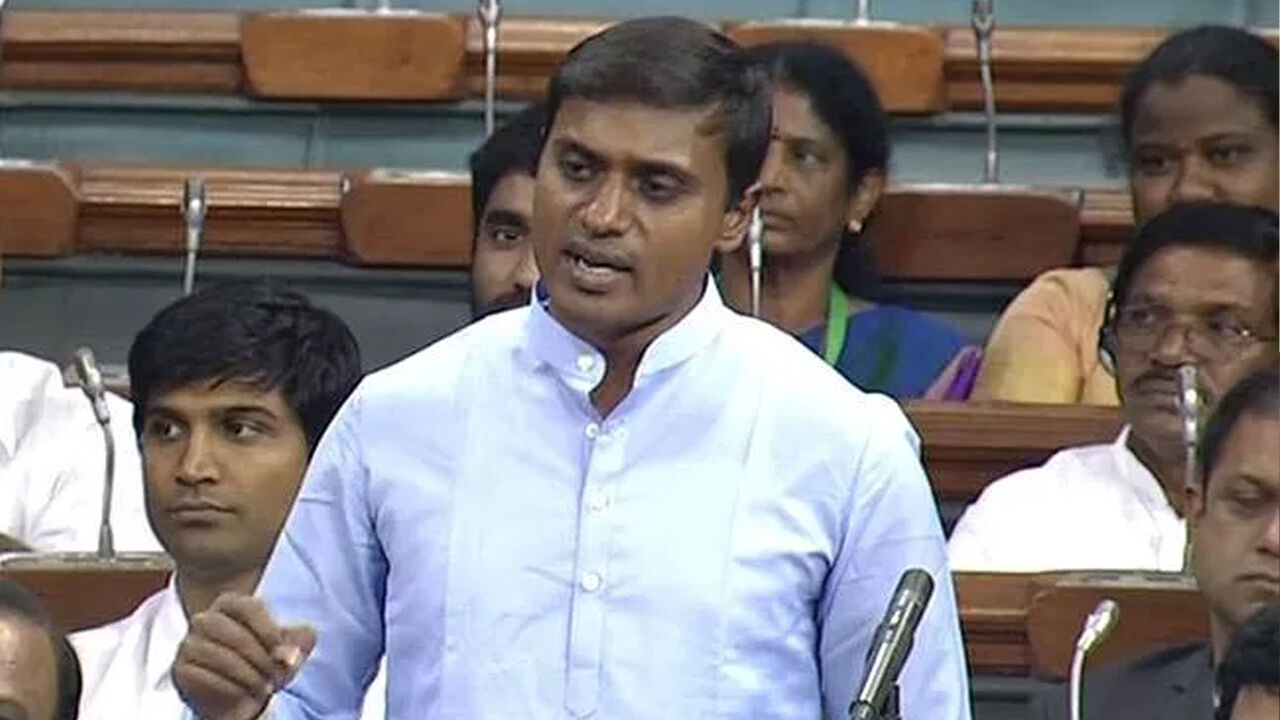 మద్యం కుంభకోణంలో మిథున్ రెడ్డిని ఉక్కిరిబిక్కిరి చేస్తున్న సిట్ | Mithun Reddy appears before ...