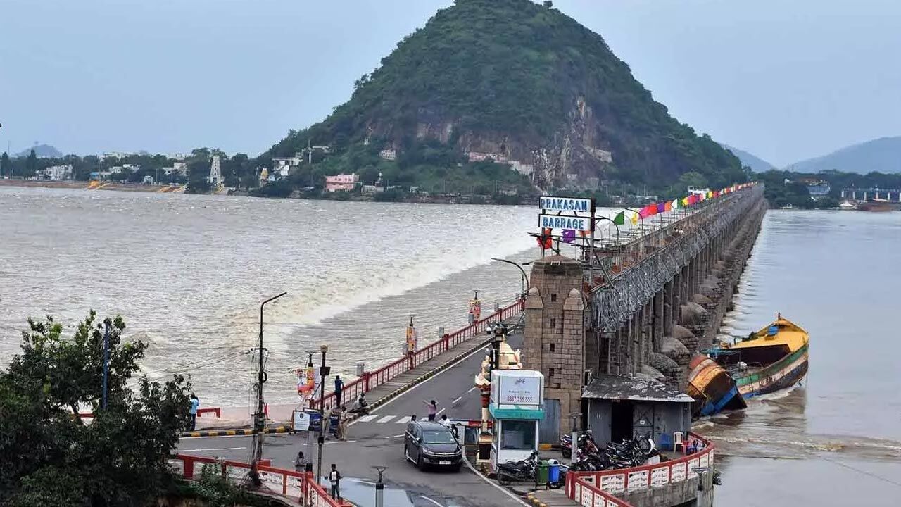 ప్రకాశం బ్యారేజీ ప్రమాదంలో కుట్ర కోణం.. వదిలి పెట్టమన్న మంత్రి ...