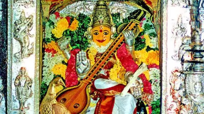 దేవి నవరాత్రులు: ఏడో రోజు శ్రీ సరస్వతీదేవి అలంకణలో కొలువైన అమ్మవారు ...