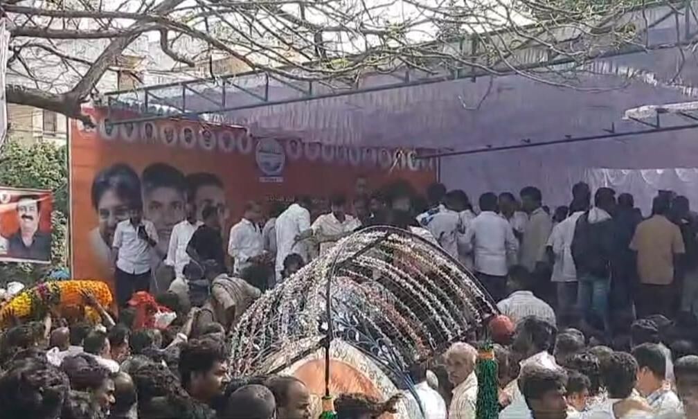 Sagging platform | ఎమ్మెల్యేలకు తప్పిన ప్రమాదం.. | Collapsed stage ...