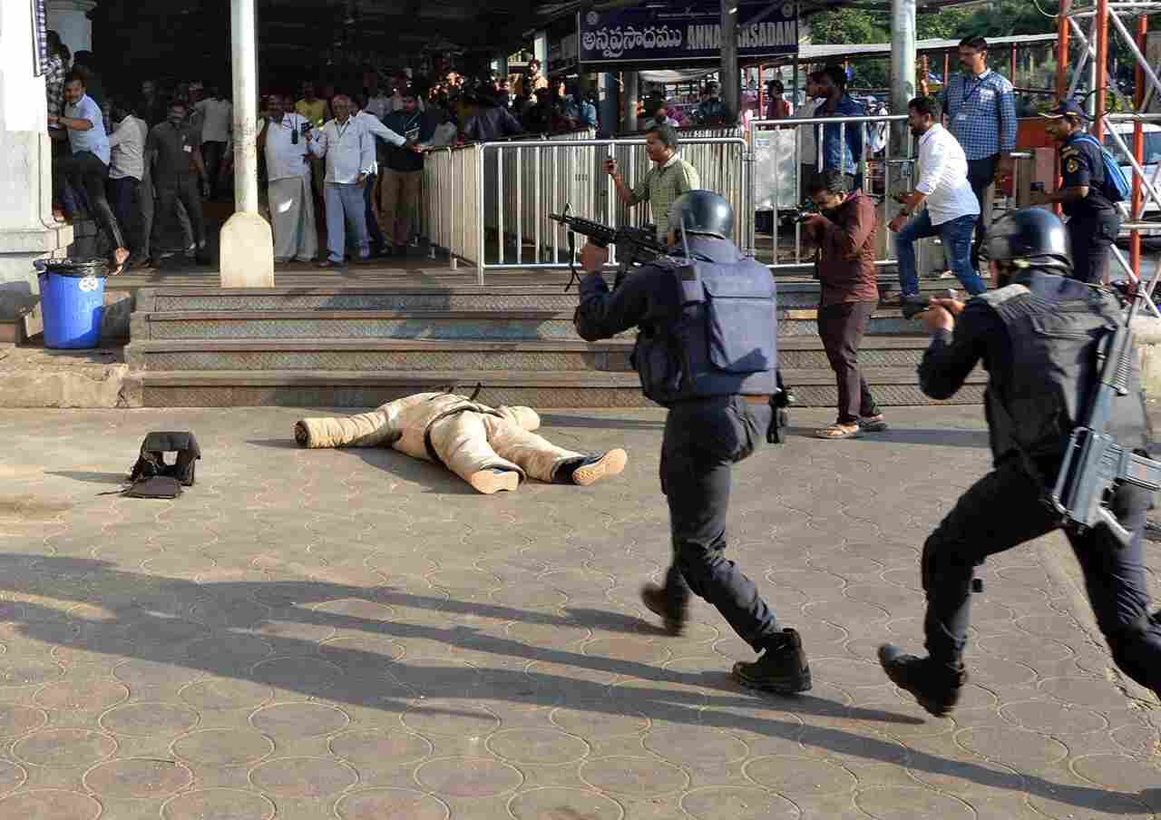 తిరుమ‌ల‌లో భద్రతా దళాల మాక్ డ్రిల్ | Security Forces Conducted Mock Drills In Tirumala