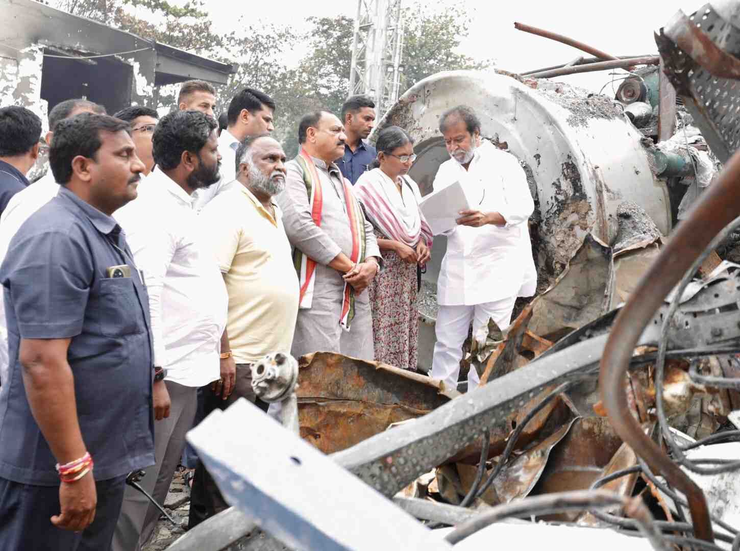 Sigachi Blast |జాడలేని కార్మికుల కోసం రోదిస్తున్న కుటుంబ సభ్యులు ...